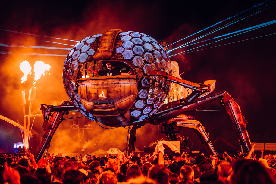 HIVE Takes Flight with Arcadia’s Dragonfly at Glastonbury Festival ...